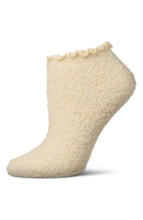 MEMOI Buttersoft Plus Scalloped Edge Ankle Socks - Pale Yellow