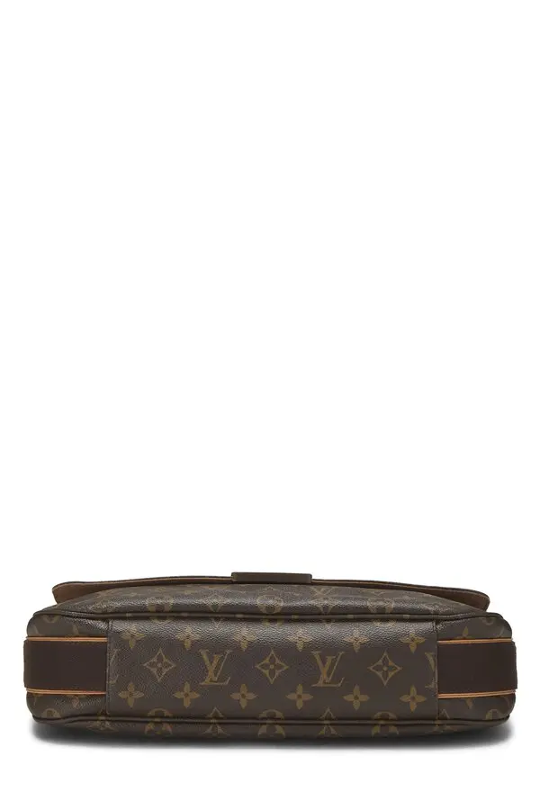 LOUIS VUITTON Monogram Beaubourg Messenger