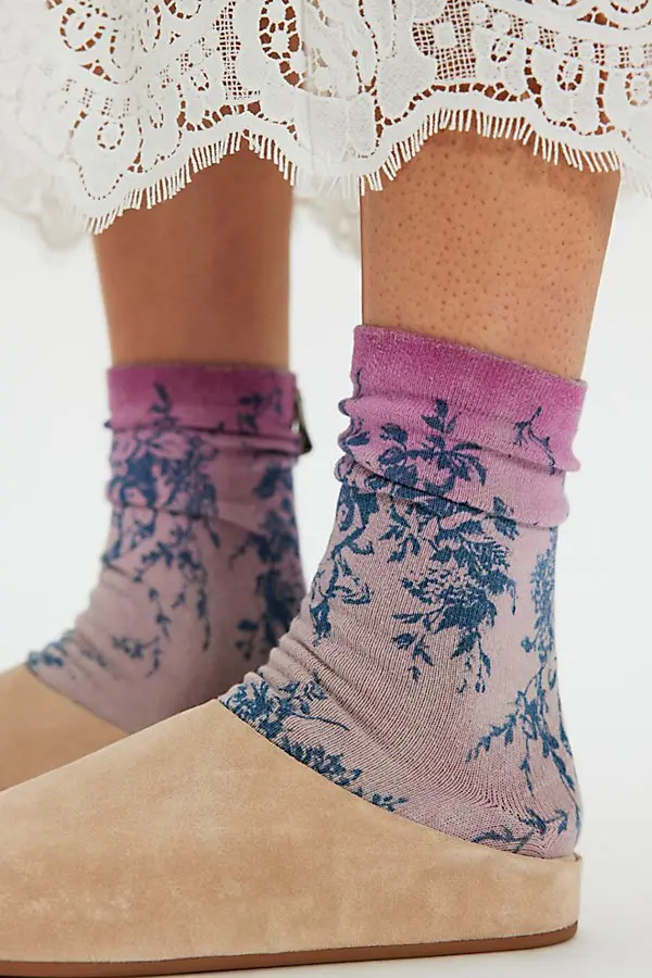 MAGNOLIA PEARL Cherub Toile Crew Socks