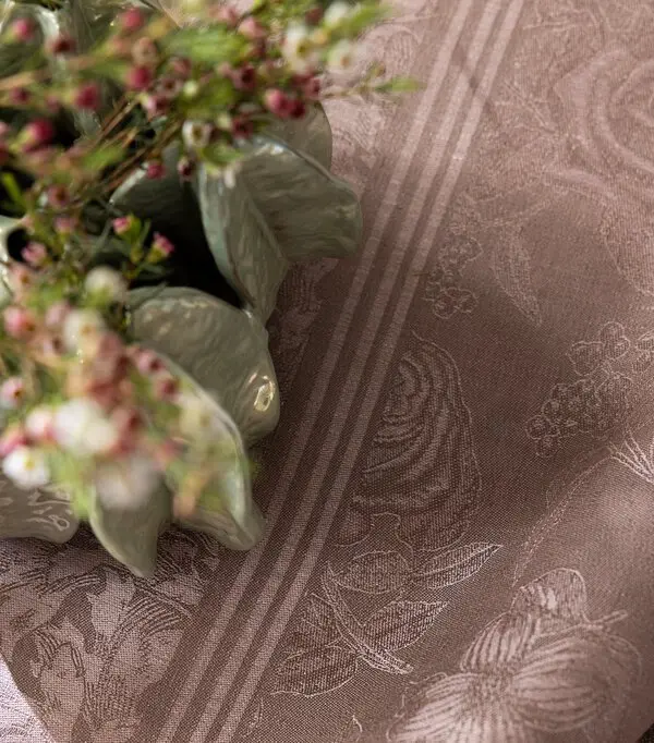 LE JACQUARD FRANÇAIS Linen Romance Tablecloth