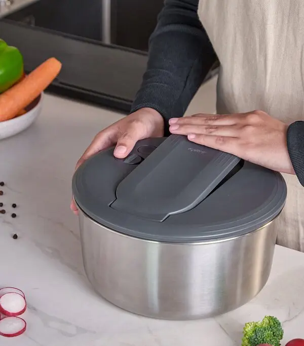 COLE & MASON Small Swift Dry Salad Spinner