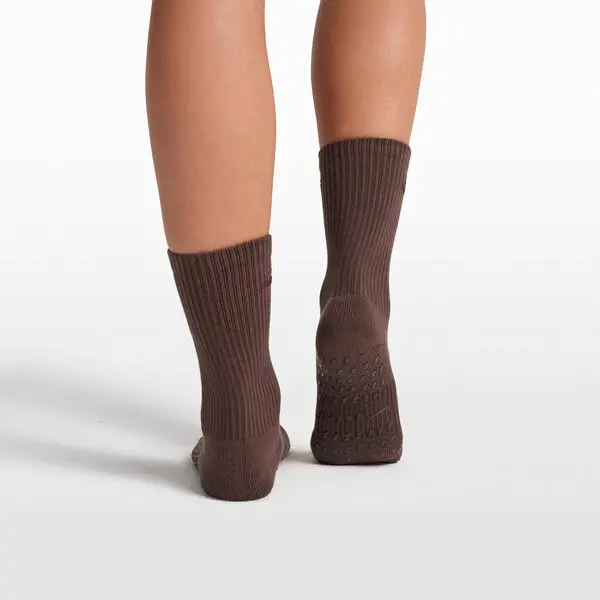 SKIMS Dri-fit Pilates Grip Crew Sock - Dark Sepia