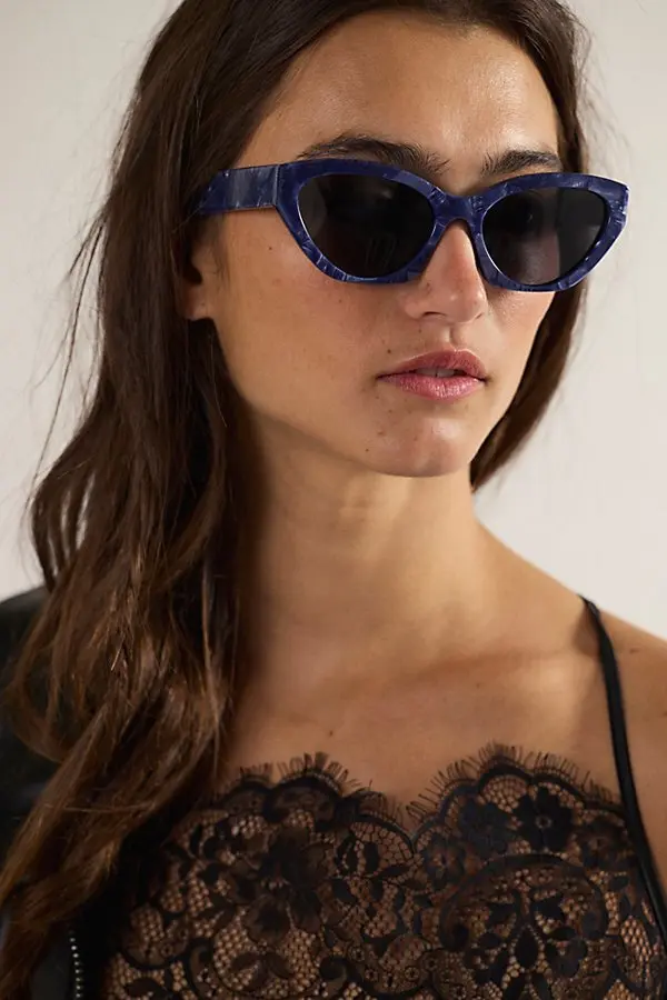 Free People Linda Cat Eye Sunglasses - Navy/black