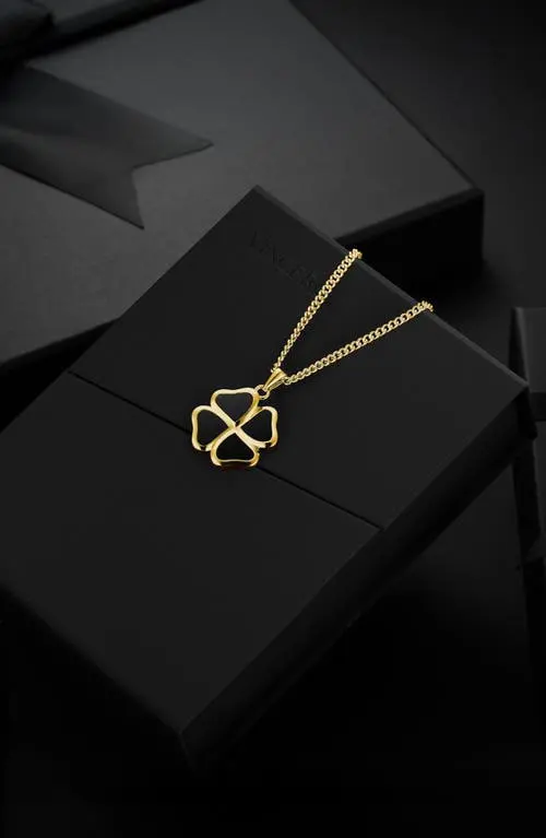 VINCERO Clover Pendant Necklace