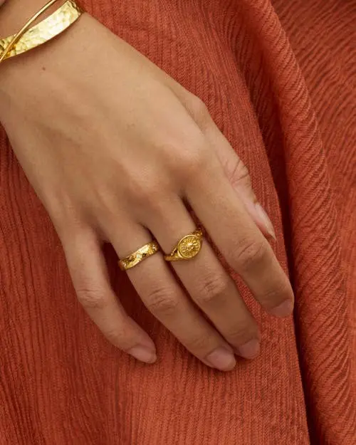 OTTOMAN HANDS Sunray Signet Ring