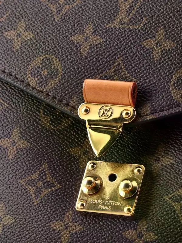LOUIS VUITTON Pochette Metis Monogram Canvas - Brown