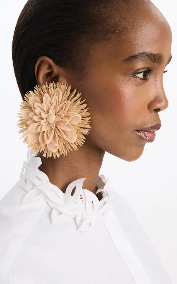 Oscar De La Renta Large Raffia Flower Earrings - Neutral
