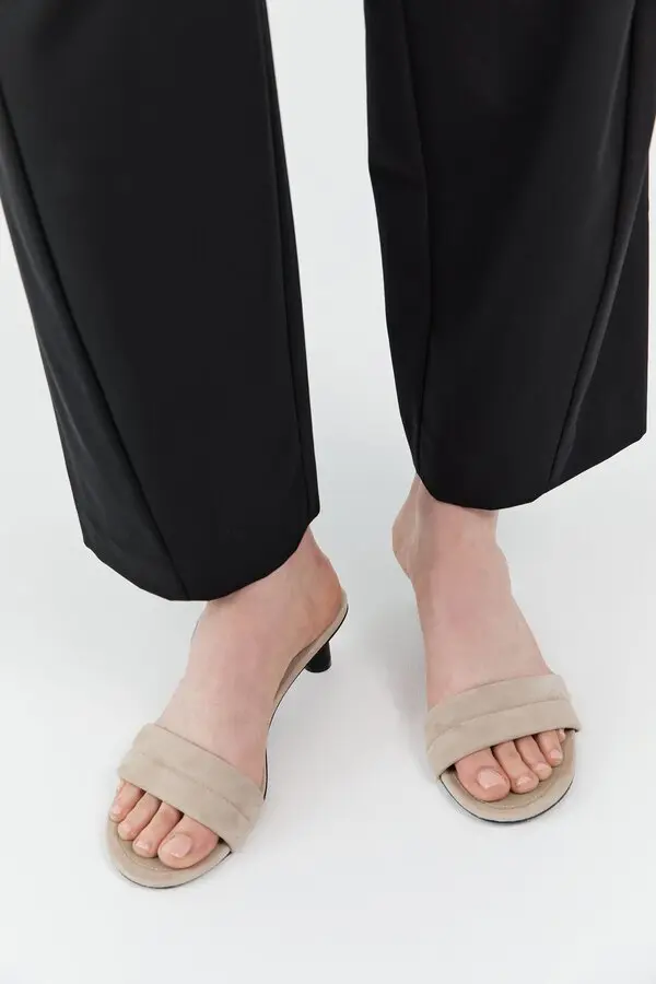 ST. AGNI Suede Stitch Detail Heel