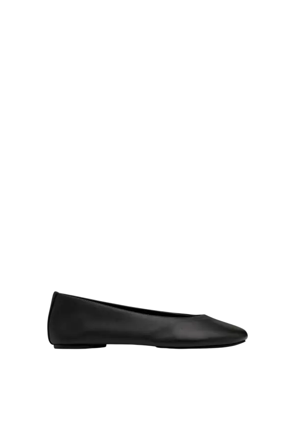 ST. AGNI Low Scoop Ballet Flat - Black