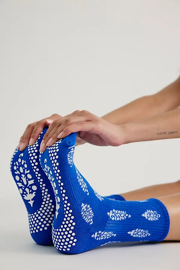 Free People Buti Buti Pilates Grip Socks - Blue Combo