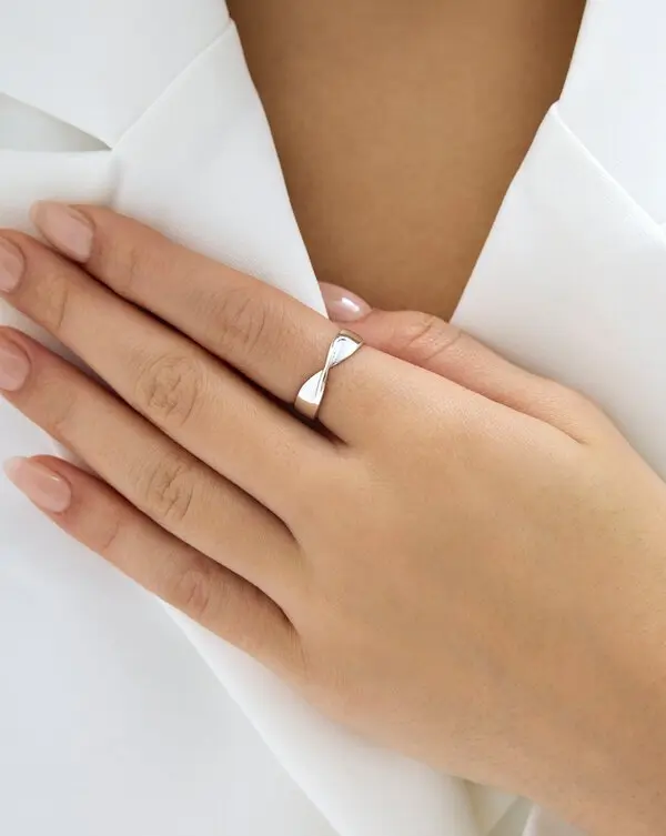 Ring Concierge Twist Band Ring