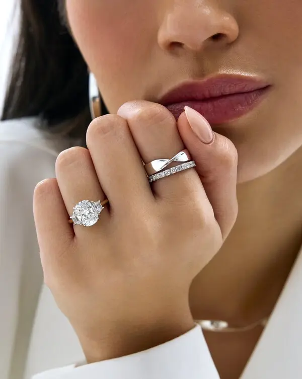 Ring Concierge Twist Band Ring