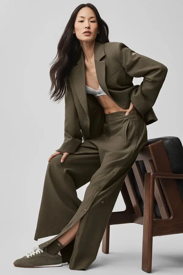 Alo Yoga Mid-rise Cosmopolitan Snap Pants - Olive Tree