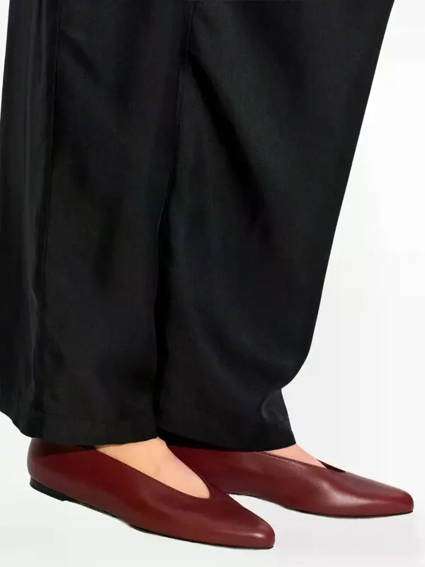 NEOUS Point Leather Pumps