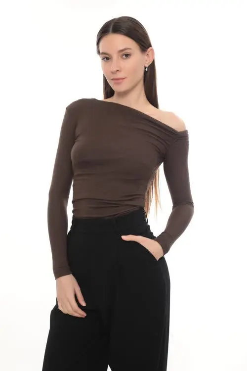 MONLICIA Asymmetric Off-shoulder Top - Brown