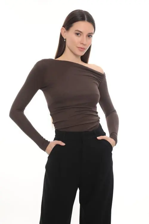 MONLICIA Lune Asymmetric Off-shoulder Long Sleeve Stretch Top - Brown