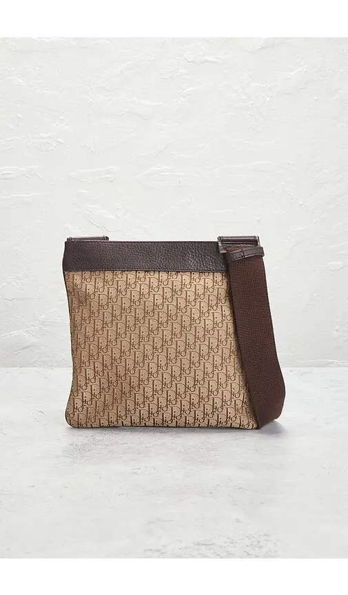 Undefined Dior Street Chic Messenger Bag