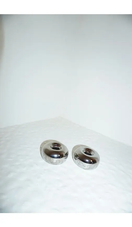 HUEGAH HOME Noa Candlestick Holder In Metallic Silver