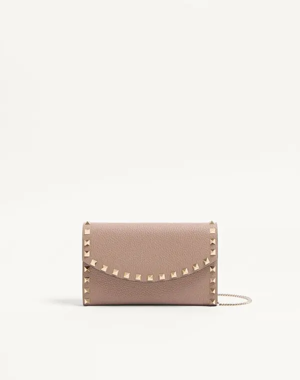 Valentino Garavani Rockstud Wallet With Chain In Grainy Calfskin - Poudre