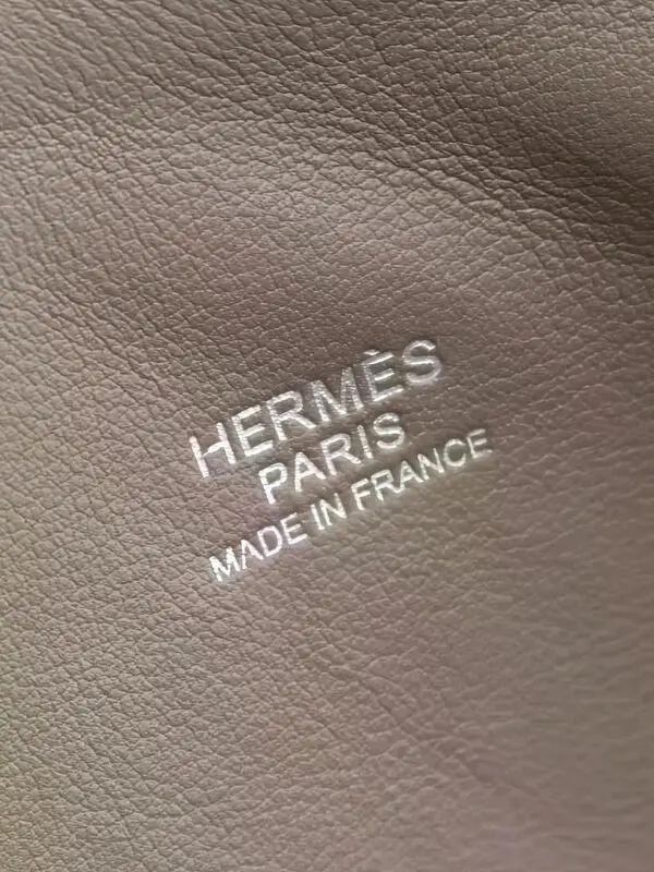 Hermès 2018 Bolide 31 Leather Handbag - Grey