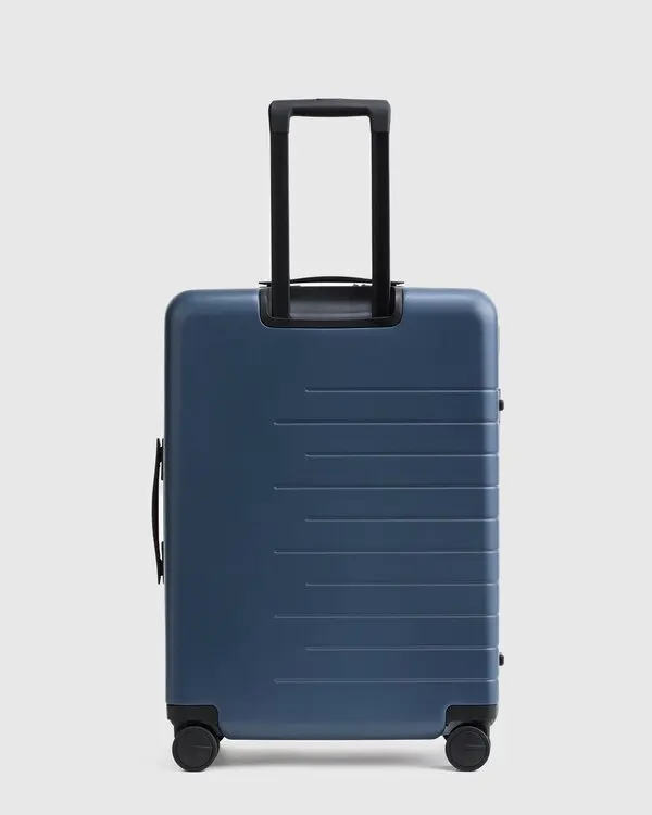 Quince Medium Check-in Suitcase - Navy
