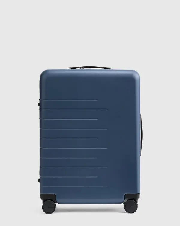 Quince Medium Check-in Suitcase - Navy