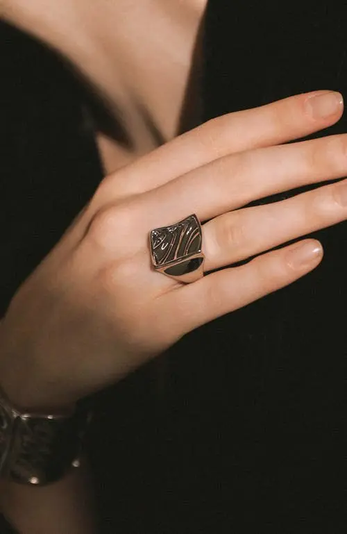 RETRO CHIC Tidal Glow Ring