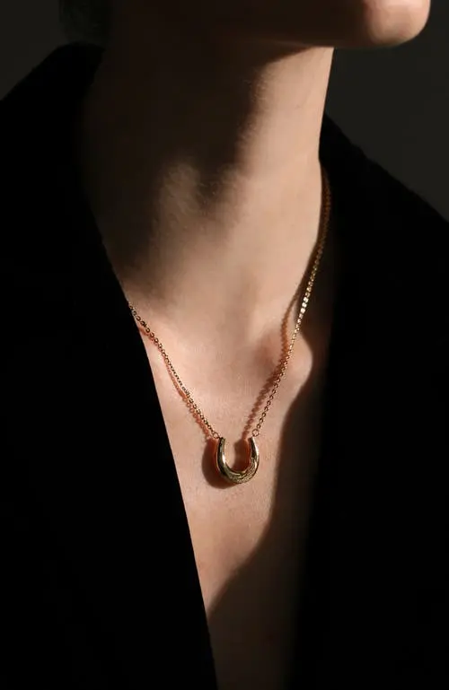 RETRO CHIC Leaf Pendant Necklace