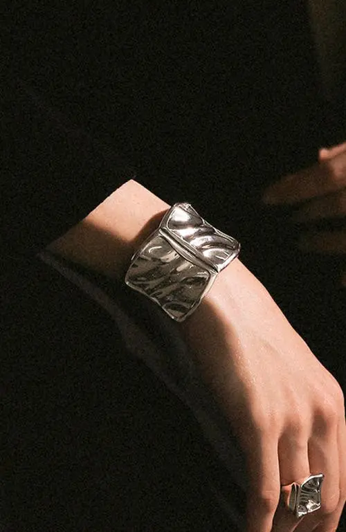 RETRO CHIC Tidal Glow Cuff
