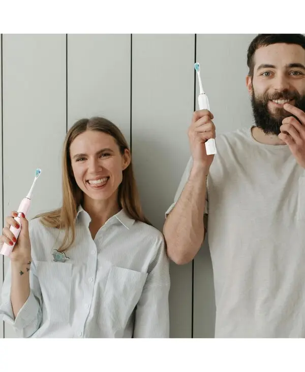 CLARISSA Travel Electric Toothbrush With Extra Brush Heads