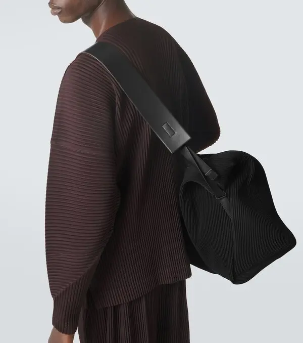 Issey Miyake Homme Plissé Pleats Shoulder Bag - Black