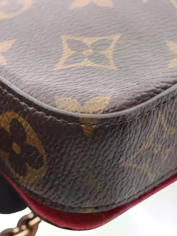 LOUIS VUITTON 2021-2026 Monogram Christmas Animation Vivienne Holywood Pochette Felicie - Brown