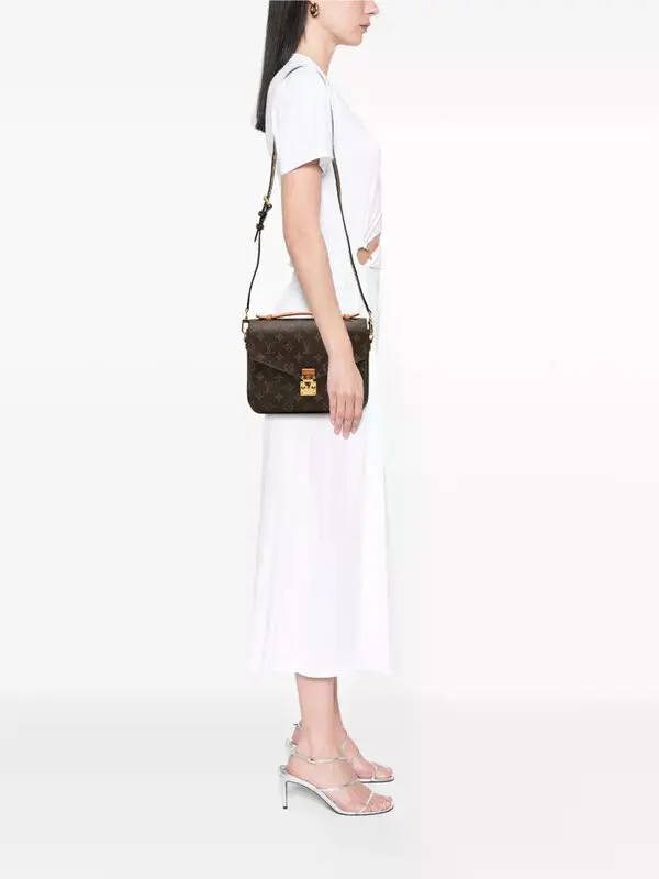 LOUIS VUITTON 2016 Monogram Pochette Metis