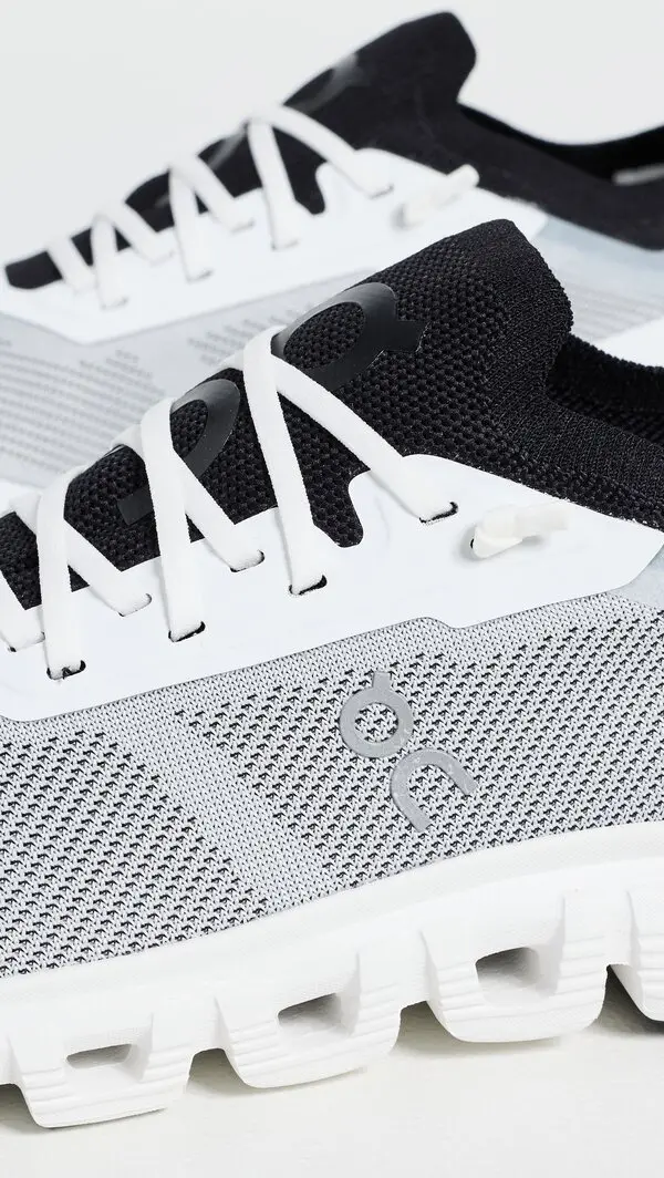 On Versa Sneakers - White/black