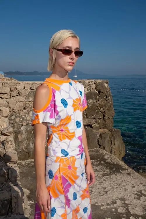 UNTITLED IN MOTION Anntian Floral Cutout Top