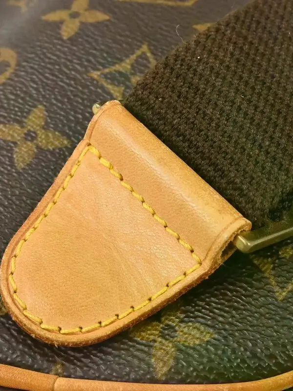 LOUIS VUITTON 2004 Monogram Belt Bag