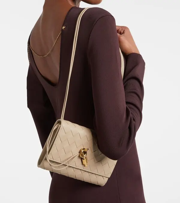 Bottega Veneta Andiamo Leather Pouch With Strap - Beige