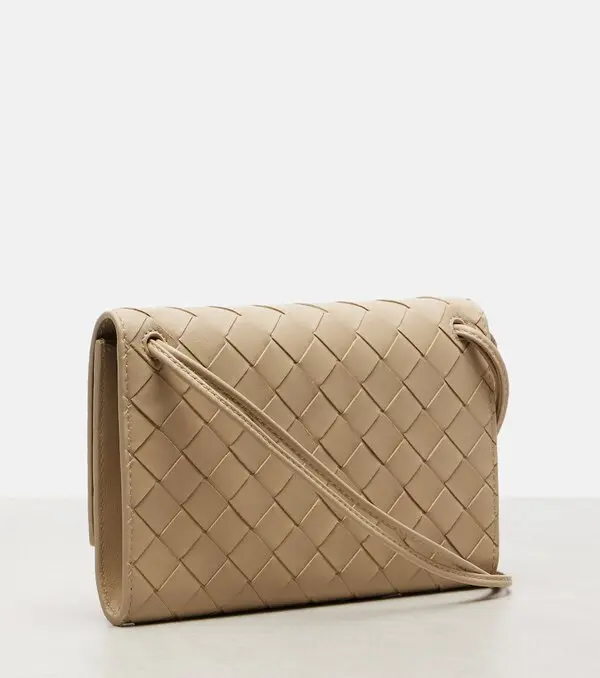 Bottega Veneta Andiamo Leather Pouch With Strap - Beige