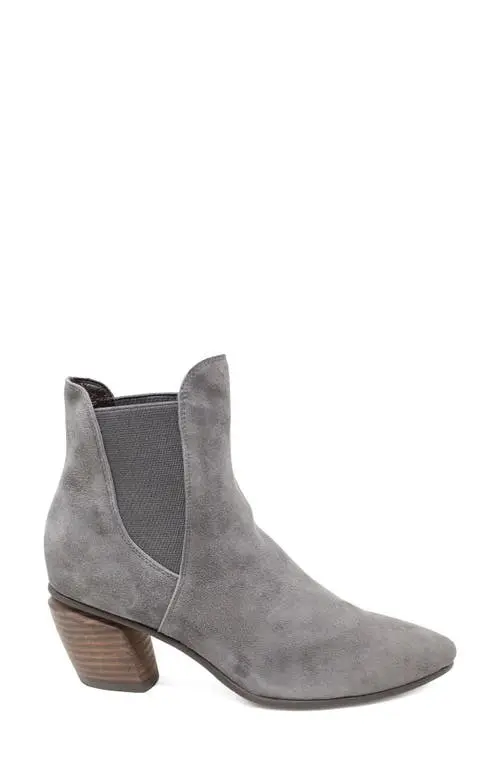 DJANGO AND JULIETTE Pointed Toe Chelsea Boots