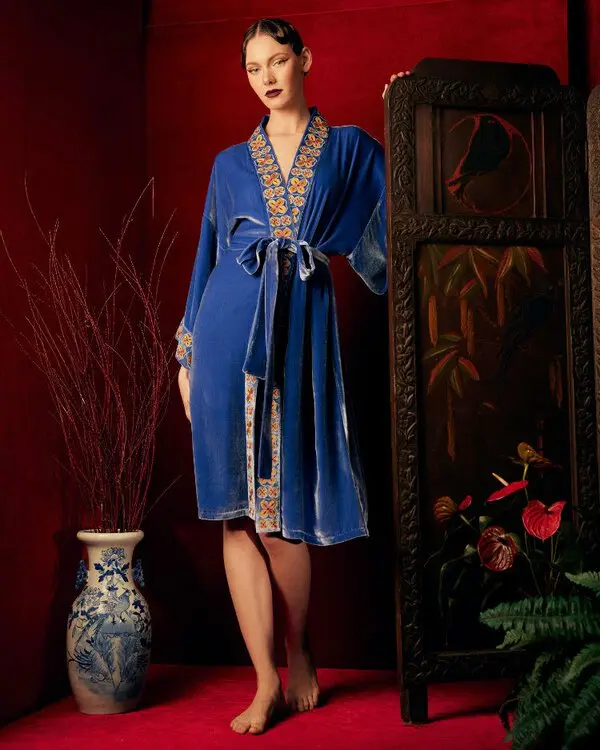 KARMA ON THE ROCKS Nikko Embroidered Velvet Short Kimono