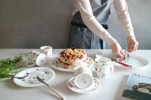 TWIG NEW YORK Scandinavian Floral Dinner Plate