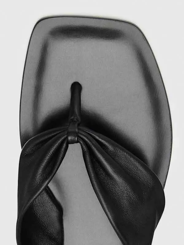 REFORMATION Larsen Leather Thong Sandals - Black