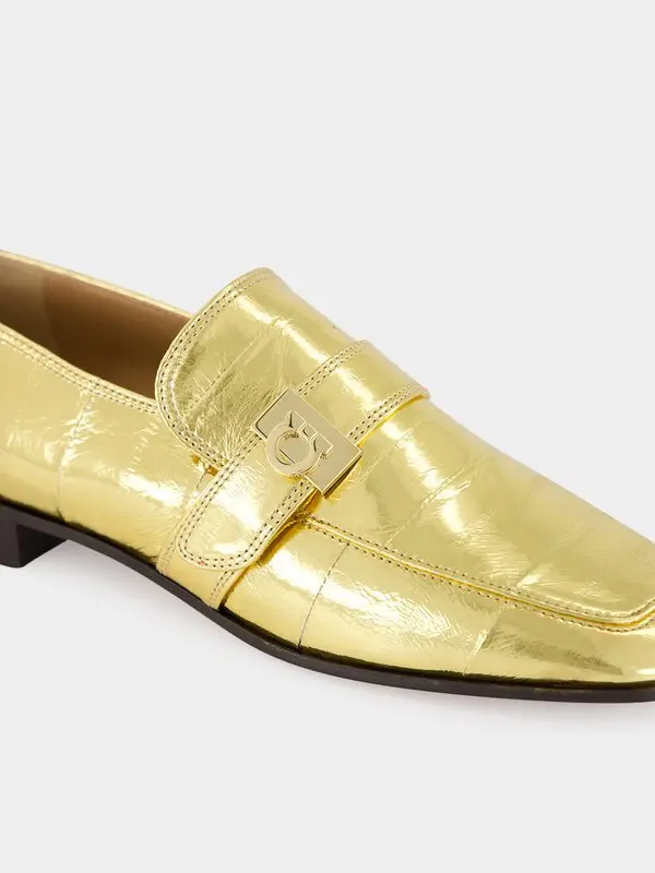 FERRAGAMO Laminated Loafers With Buckle Detail - Gold