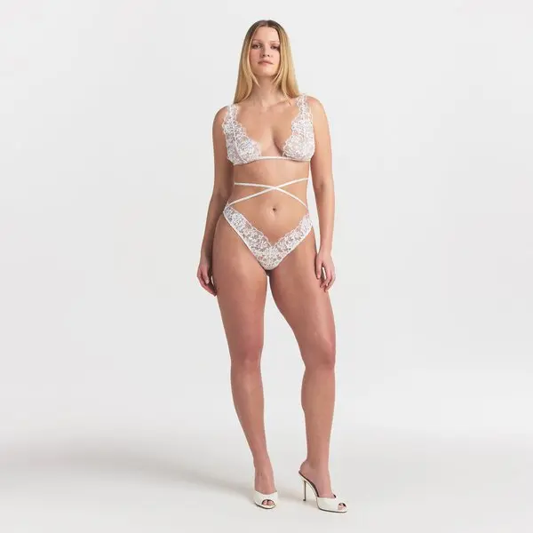 SKIMS Butterfly Thong | White | Large | Lace - Snow