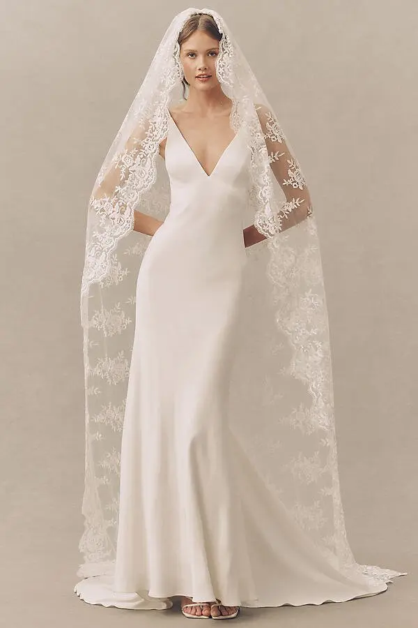 HUTCH Lace Mantilla Cathedral Veil - White