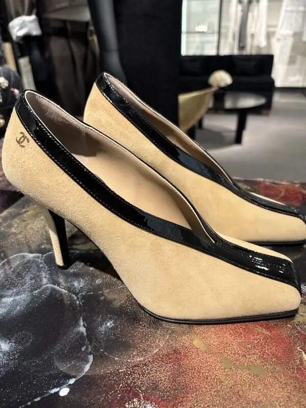 Chanel Beige Suede Pumps - Beige/black
