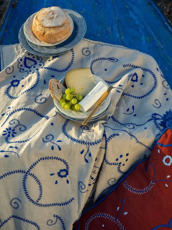 HOUSE OF CAPRICORN Hand-embroidered Viana Beige Linen With Embroidery Tablecloth And Napkin Set - Blue