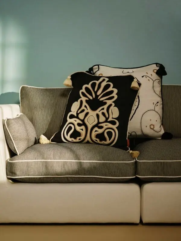 HOUSE OF CAPRICORN Teles Linen And Chenille Embroidered Cushion - Black