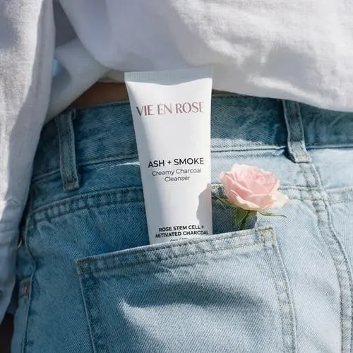 VIE EN ROSE Ash + Smoke Creamy Charcoal Cleanser