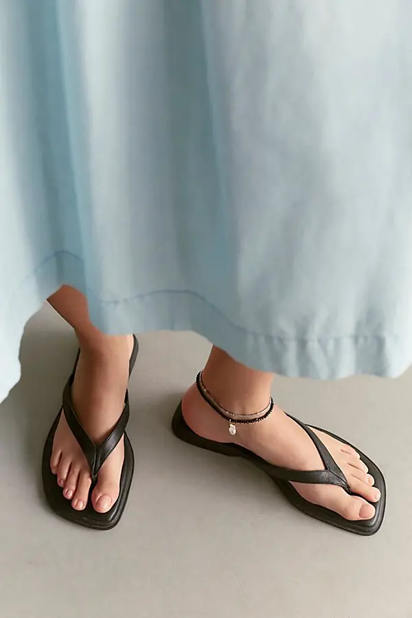 VAGABOND SHOEMAKERS Izzy Thong Sandals - Black